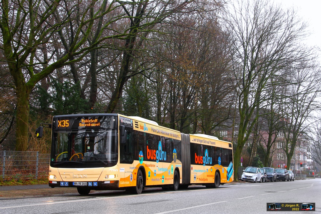 Ein Bild, das Text, Bus, Baum, Straße enthält.Automatisch generierte ...