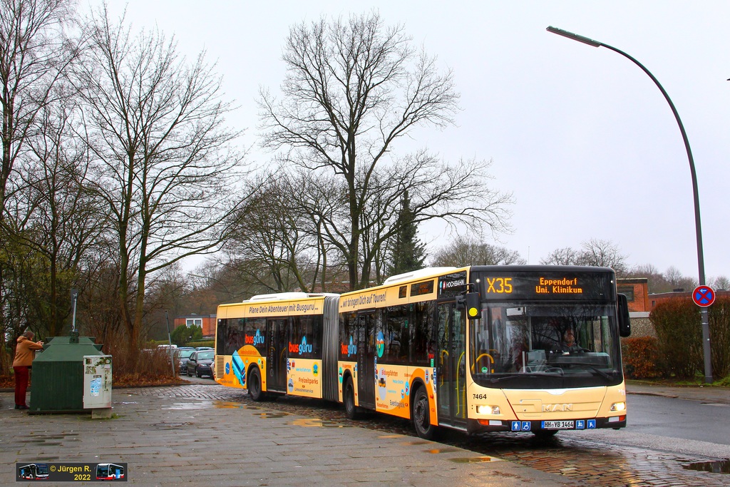 Ein Bild, das Text, Bus, draußen, Baum enthält.Automatisch generierte ...